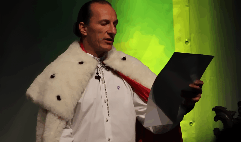 Der König ist nackt: Peter Fitzek verhaftet, sein "Königreich ...